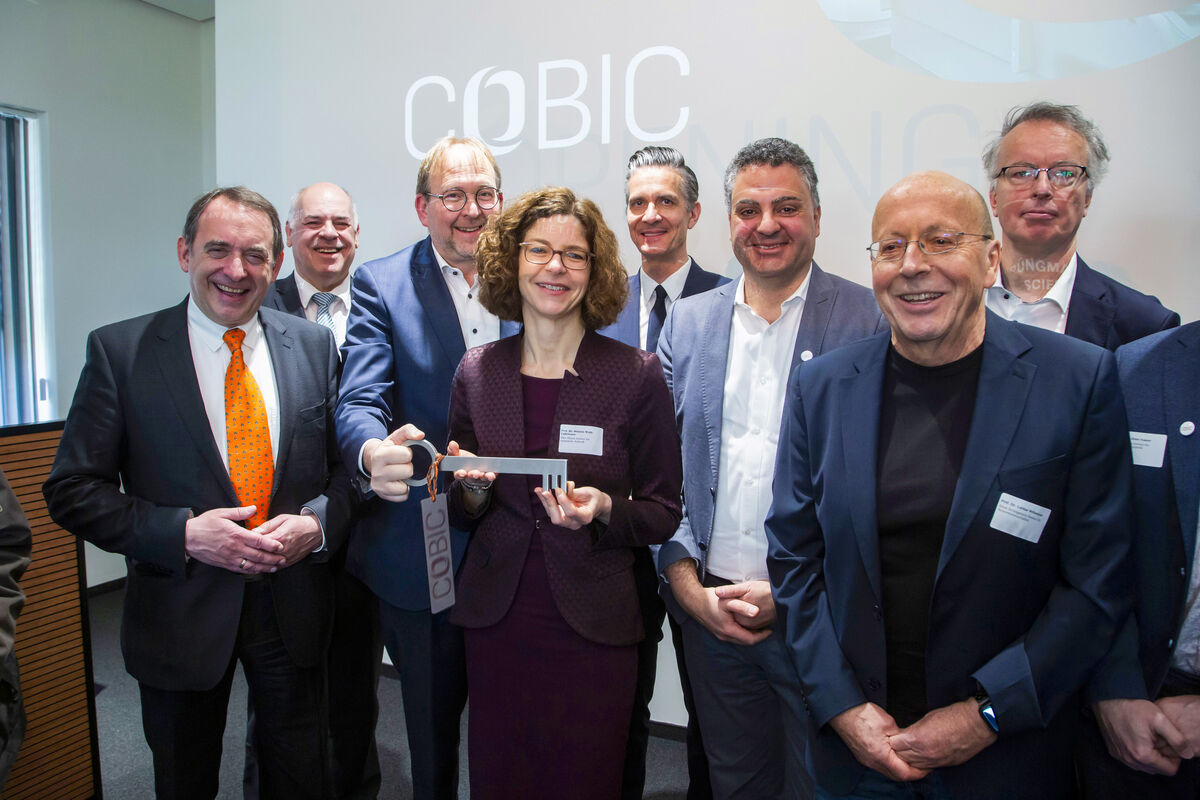 Eröffnung mit Glockenklang: Offizieller Start des ...